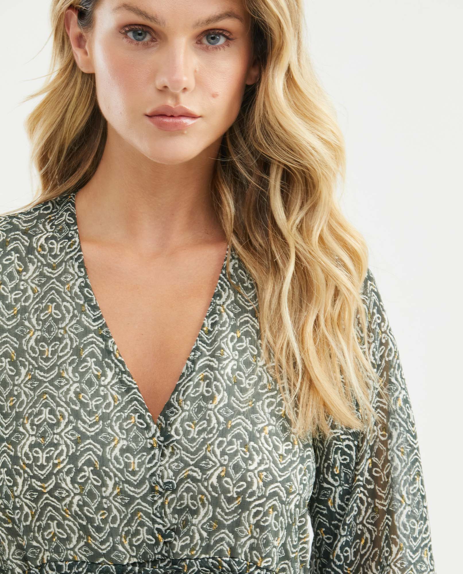 Vestido Corto, Escote Profundo en V Manga Larga - Estampado Flores ...